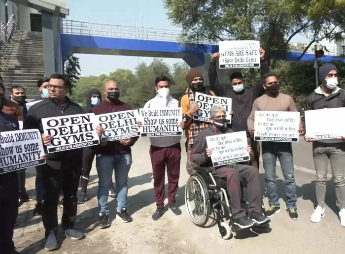 Delhi News Live Updates Woman Held In Tilak Nagar For Swindling Men