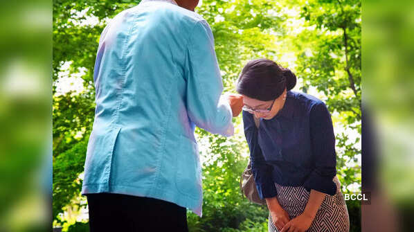 Understanding Japanese bow etiquette: What we can learn from it