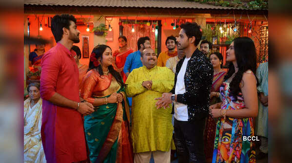 Yash Dasgupta-Priyanka Sarkar shoot with team Sohag Chand; see BTS pics