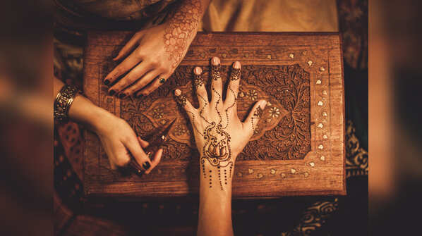 Dark Mehndi Tips: 6 Natural Ways to Make your Mehendi Darker | How to ...
