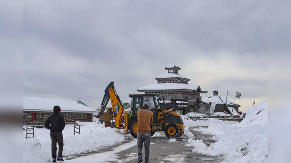 Kashmir Temperature: Kashmir freezes as temperature drops below zero