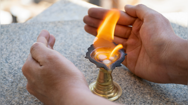 Why is camphor used in aarti rituals