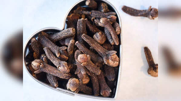 6 reasons to chew Cloves after meals