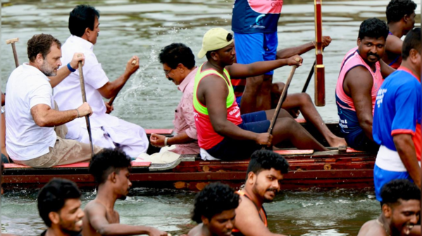 Photos of Rahul Gandhi rowing snakeboat in Kerala