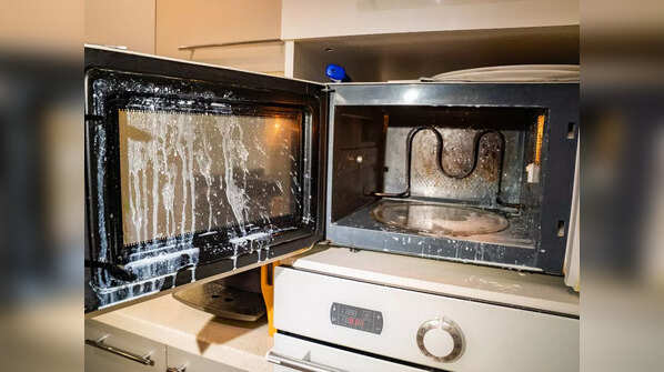 Things you should never put inside your microwave