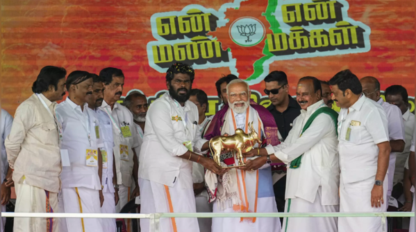In pics | PM Modi offers prayers at Meenakshi Amman Temple, receives ...
