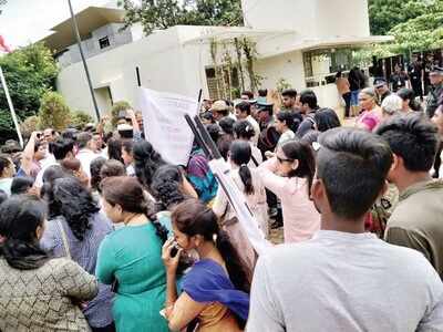 Parents say can’t digest ‘canteen food only’ diktat