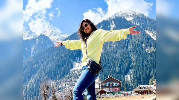 Actress Sreetama Roy Chowdhury and hubby enjoy a holiday mood; pics from their Kashmir trip