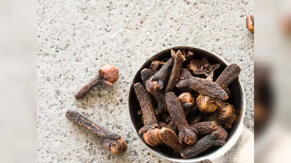 6 reasons to chew Cloves after meals