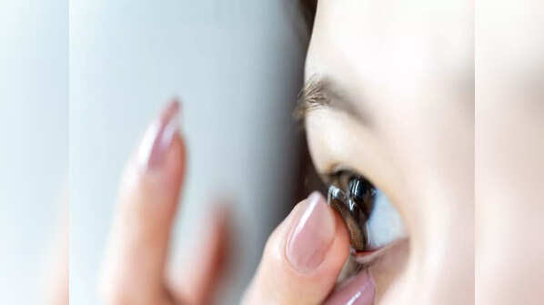 Eye health: STOP wearing contact lenses in shower; expert warns it can ...