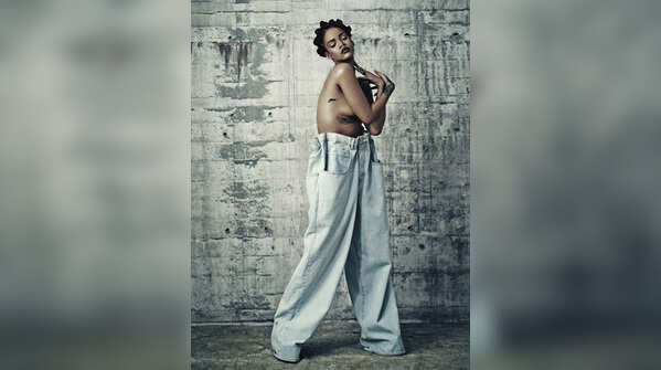 Rihanna Poses Topless 5403