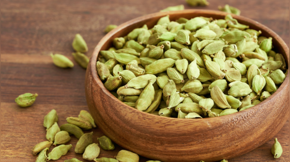 10 benefits of eating one cardamom after dinner regularly
