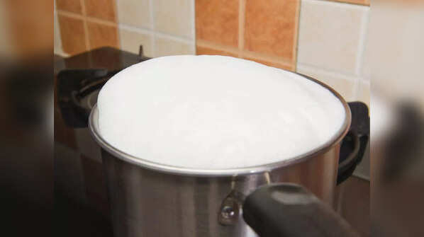5 smart tricks to prevent milk from spilling out of the pan