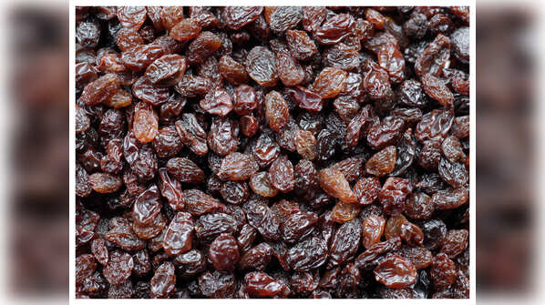 Health benefits of eating soaked Raisins