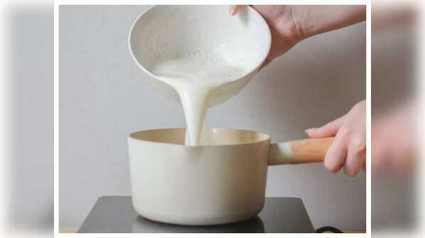 5 smart tricks to prevent milk from spilling out of the pan