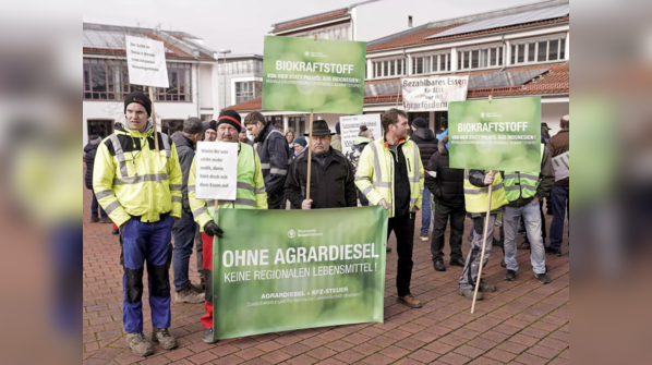 Tractorcade parade: Why are farmers protesting around the world