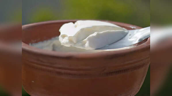 Which utensil is best for setting curd in summers?