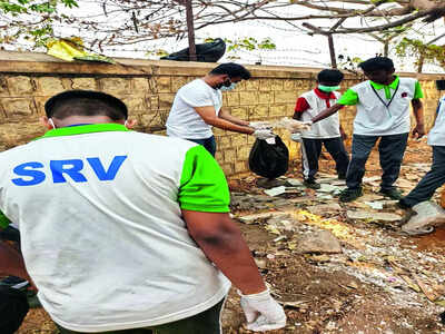 Garbage busters: Students hit road for clean-up duty