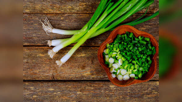 What is the difference between onion and spring onion and which is ...
