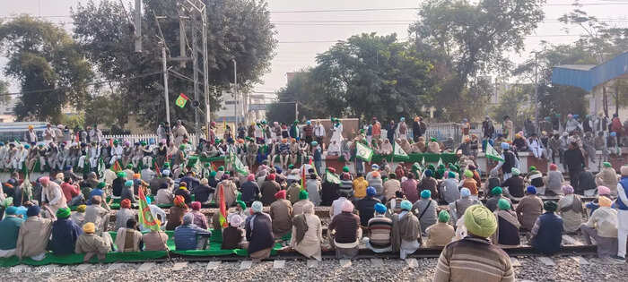 Farmers' Protest Live Updates: Farmers begin 'Rail Roko' protest across ...
