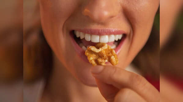 Importance of walnuts in summers and tips on how to consume them