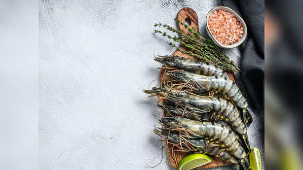 This is the right way to choose and clean Prawns before cooking