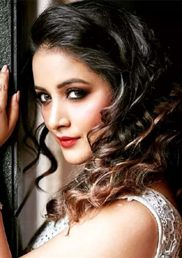 Chaar Lugaai Movie Review: Interesting concept with a weak story and ...