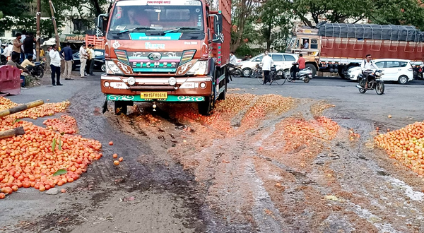 Farmers: Nashik farmers dump tomatoes on roads as prices crash | Nashik ...