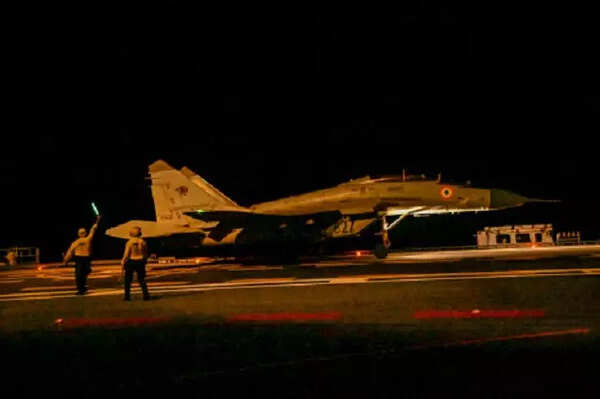 Mig-29k Night Landing: MiG-29K fighter conducts night landing on INS ...