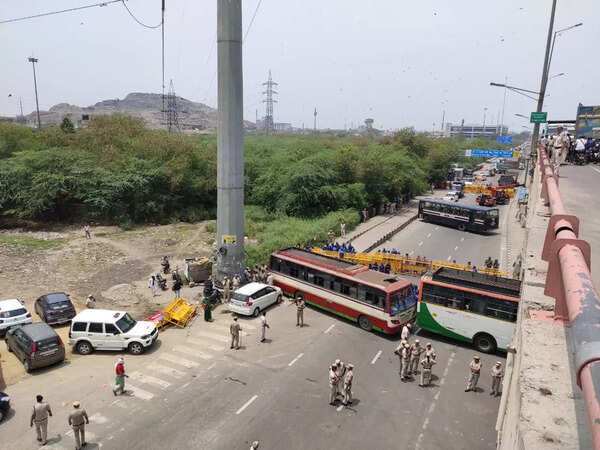 Mahila Maha Panchayat: Massive traffic jam as Ghazipur border sealed ... Mahila Maha Panchayat: Massive traffic jam as Ghazipur border sealed ...