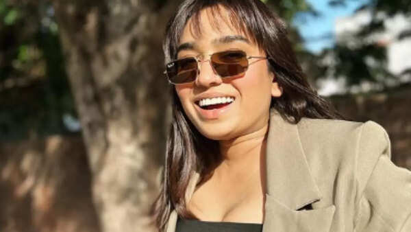 Watch Latest Marathi Song 'Tujhya Smile Ne' Sung By Aniket Daund ...