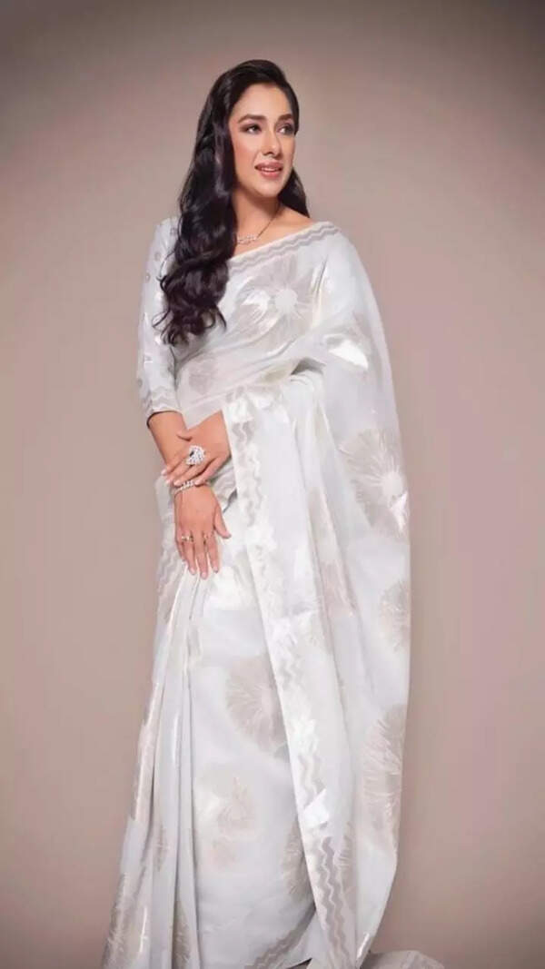 Madhuri Dixit, the ‘Devi’ of Anju Modi’s couture - Times of India