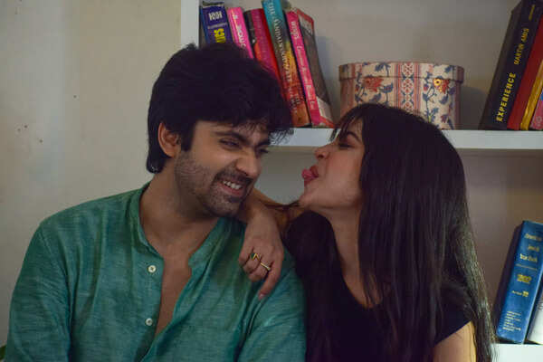 Check Out The New Bengali Video Song Chol Mini Sung By Soumitra Ray and Bhoomi