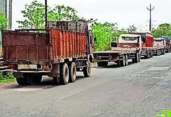 Quantum Computing: Jsr Cops Crack Down On Trucks Parked Illegally ...