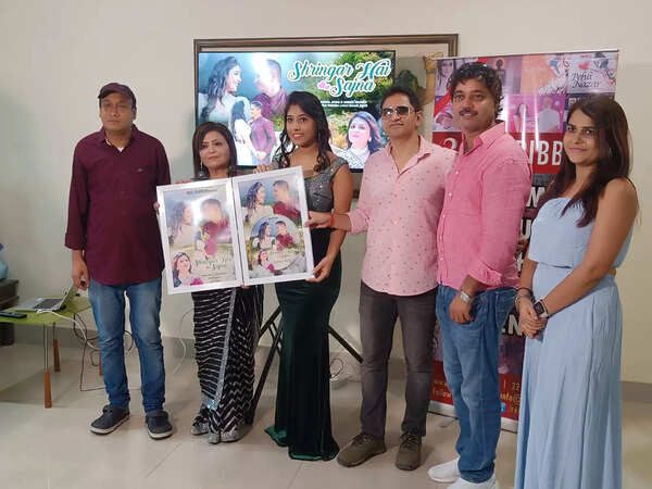 Anup Jalota encourages co-singer Deepa Joshi for 'Shringar Hai Sajna' | Hindi Movie News - Times ...