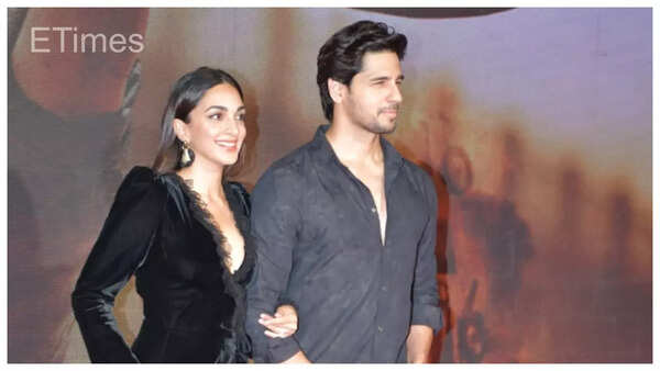 Shah Rukh Khan-Gauri, Sidharth Malhotra-Kiara Advani arrive hand in ...