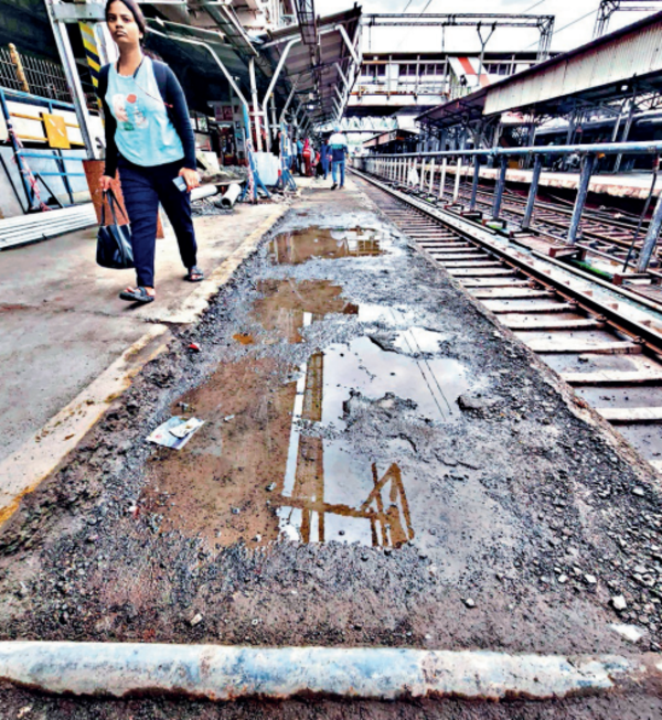 Hard time for train travellers on Pune station's platform 6 | Pune News ...