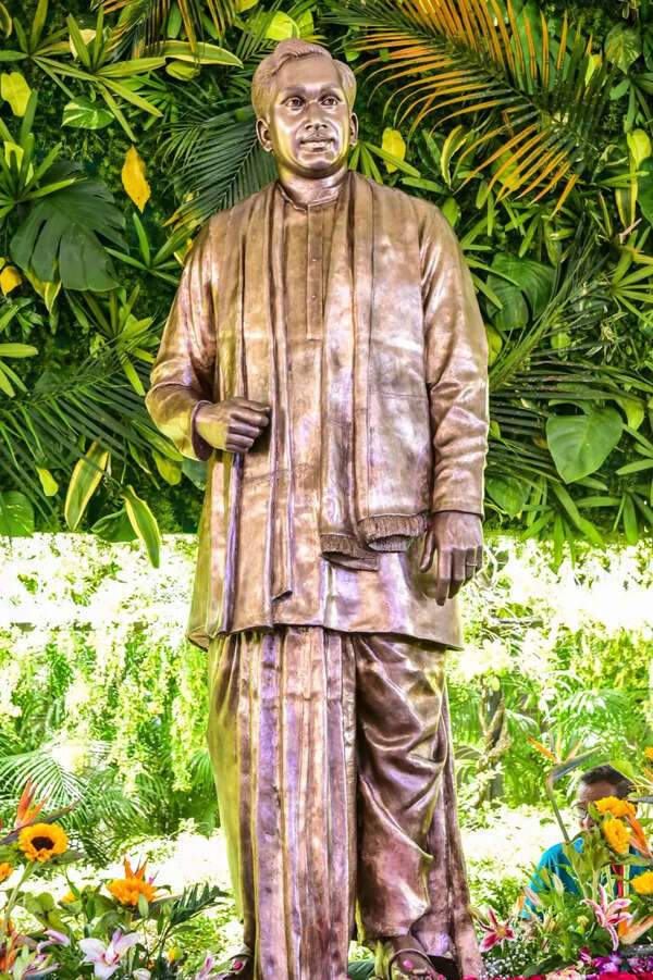 Akkineni family unveils panchaloha statue on ANR's 100th birth ...