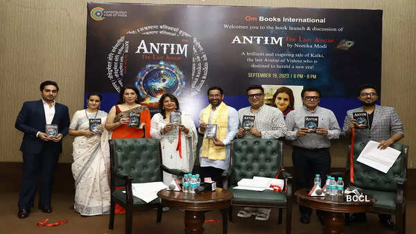 Antim Book: Kevin Missal and Dr Madhu Chopra launch 'Antim' by Dr ...