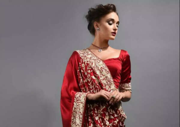 How Parsi women epitomised saris in India - The Times of India