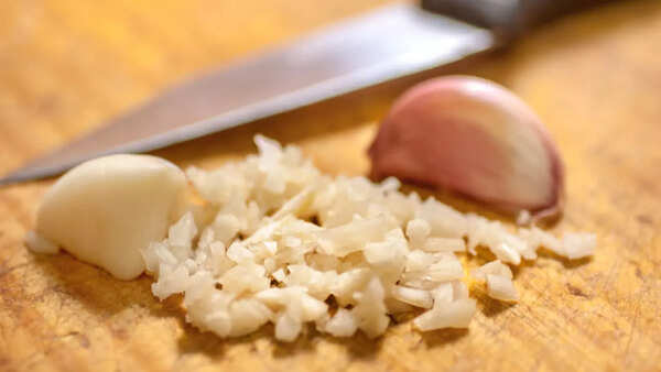 Do you know the right way to cook with garlic? - Times of India
