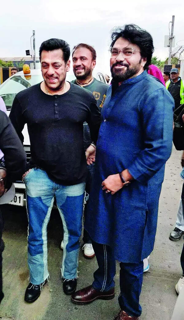 Sallu praises Kolkata's 'positive vibes' & feasts on biryani | Bengali ...