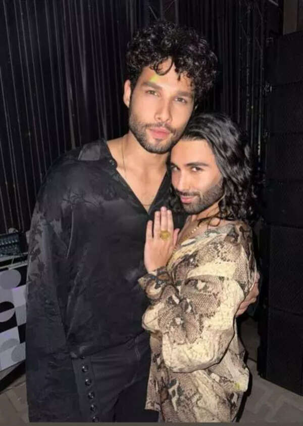 Rumoured couple Aditya Roy Kapur, Ananya Panday twin in blue, pose with Orry at a party, Suhana ...