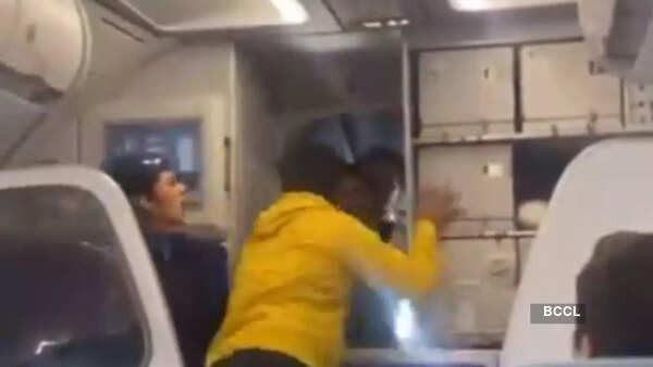 VIRAL: Man caught slapping Indigo pilot who announced flight delay from ...