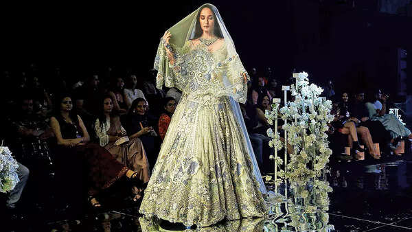 Train veils for perfect wedding pictures - Times of India