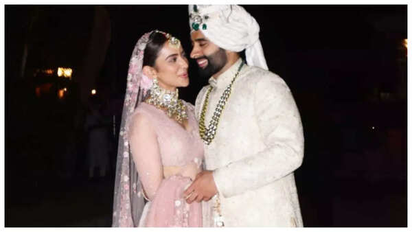 Actor Arya Babbar, 'Bigg Boss' fame Lokesh Kumari spotted at late actor ...