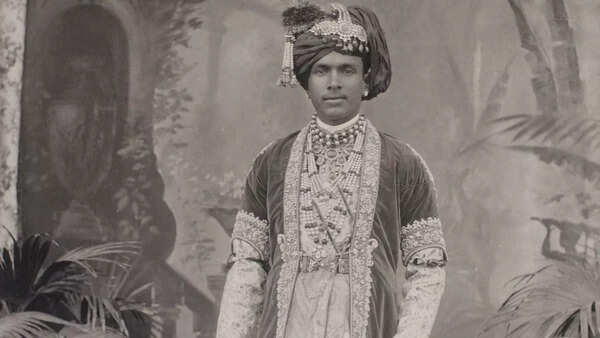 The story of the Indian king who converted 10 Rolls Royce into garbage ...