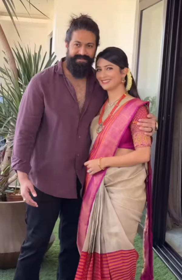 Yash poses with wife Radhika Pandit in simple outfit, netizens call ...