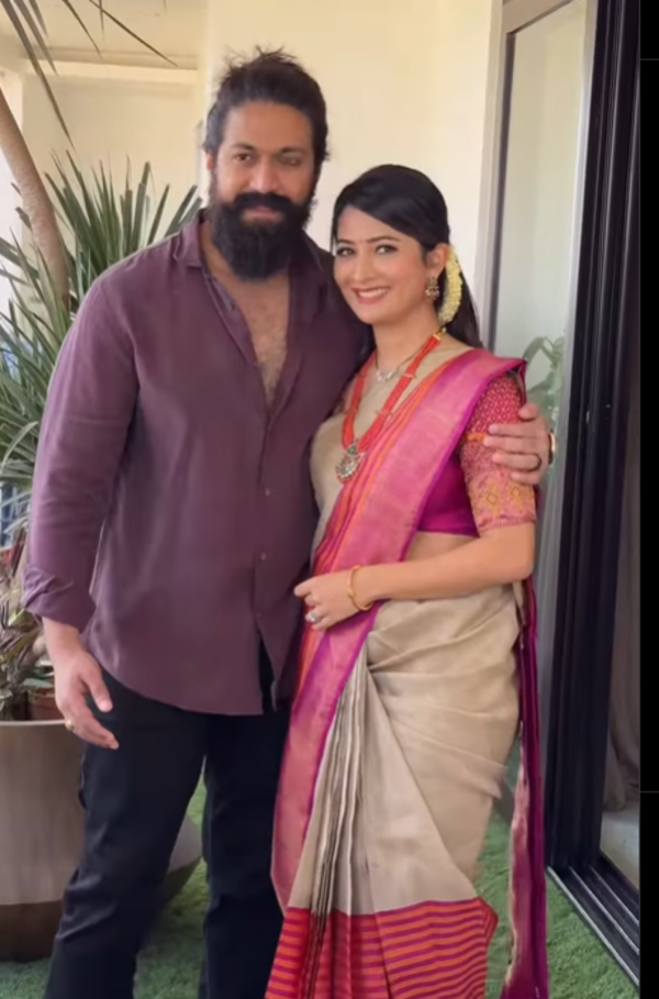 Yash poses with wife Radhika Pandit in simple outfit, netizens call ...