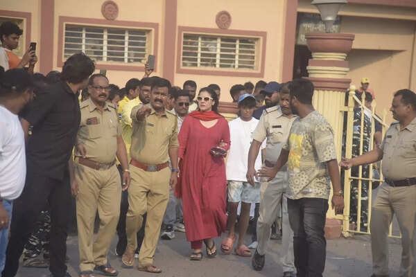 Kajol visits Dakshineswar Kali Temple with mom Tanuja and son Yug ...